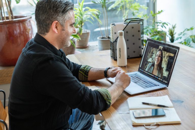 How To Blur Background In Google Meet: A Quick Guide - SearchInventure
